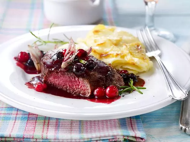 Fillet daging lembu dalam sos currant dengan resipi gratin kentang 47422_1