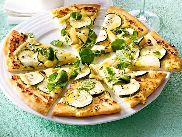Pizza miaraka amin'ny zucchini, cress ary Emmental recipe 47624_1