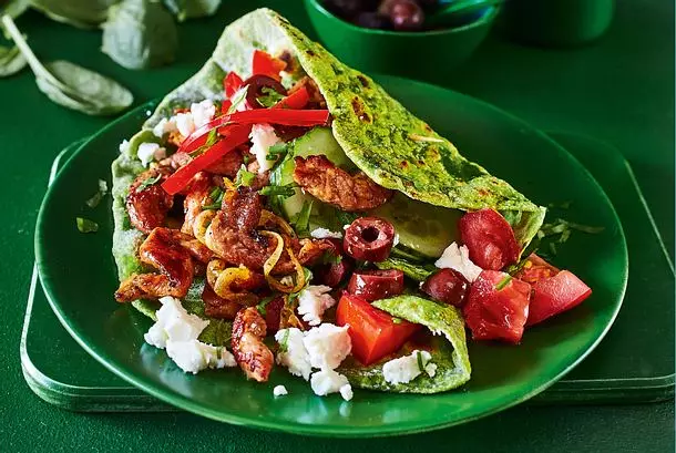 Ang spinach wrap nga adunay gyros ug resipe sa salad sa mag-uuma 47706_1