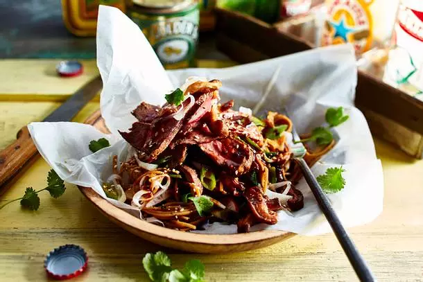 Steak pantat di atas mie soba dengan resep saus miso 48205_1