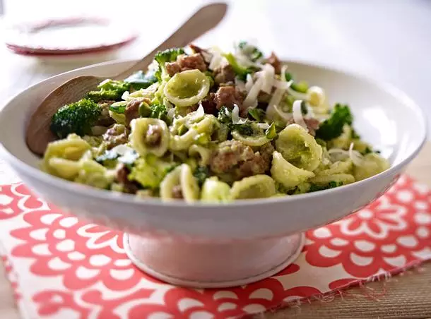 Orecchiette nga adunay broccoli ug pistachio pesto nga resipe 48217_1