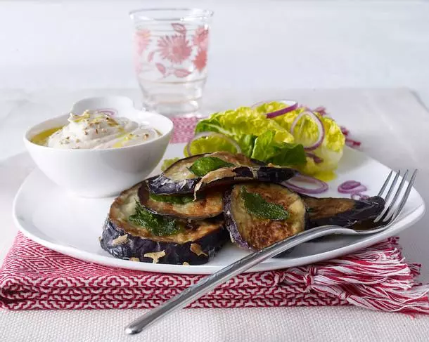 Aubergine Schnitzel med Tahini Yoghurtsås och Romainesallat recept 48450_1