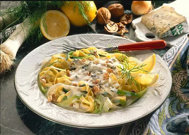 پتلي tagliatelle leeks ۽ gorgonzola ساس جي ترڪيب سان 48485_1