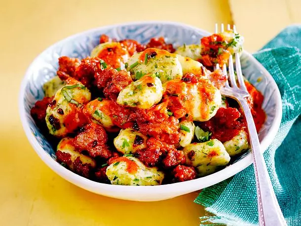 Ricotta dumplings ao amin'ny recipe Mett herb sauce 49045_1