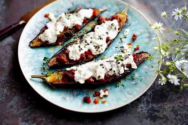 Ama-Aubergines anokugcwalisa upelepele ogayiwe kanye ne-Feta Cream Recipe 49578_1