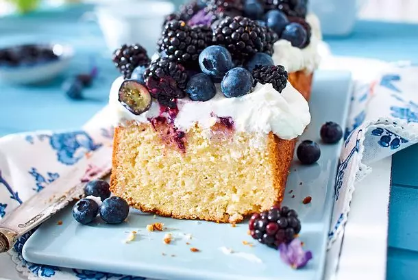 Lemon Loaf Cake nrog Blueberries thiab Blackberries Recipe 49641_1