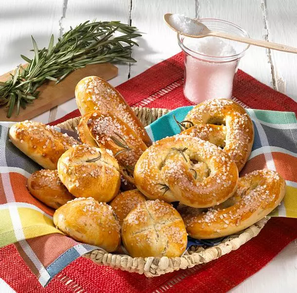 တဆေးနှင့်ဆား pretzels၊ ချောင်းများနှင့်ပေါင်မုန့်စာရွက် 49690_1