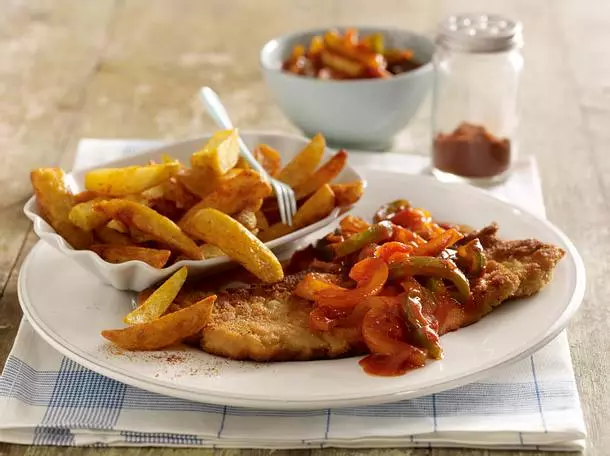 Paprika Schnitzel mat knusprech Fritten Rezept