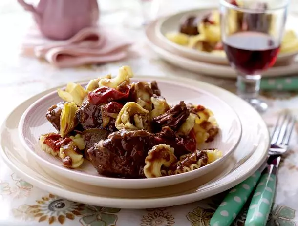 artichokes සහ ගම්මිරිස් සමග Chianti goulash වට්ටෝරුව 50197_1