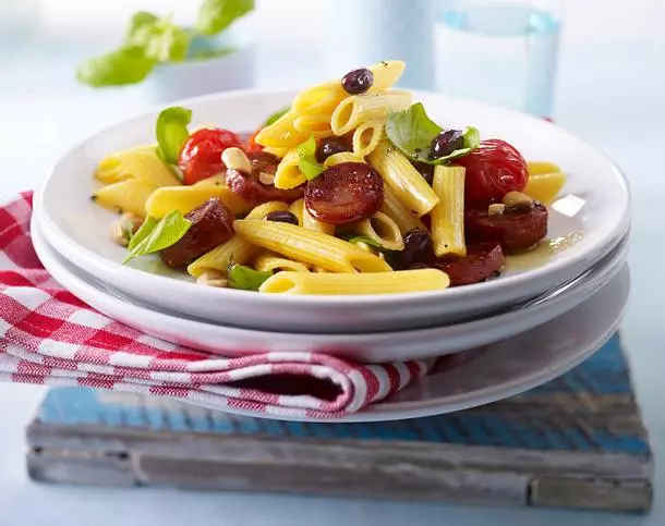 Lukewarm Penne Chorizo የቲማቲም ሰላጣ ከኦቾሎኒ እና ባሲል የምግብ አዘገጃጀት መመሪያ 50270_1