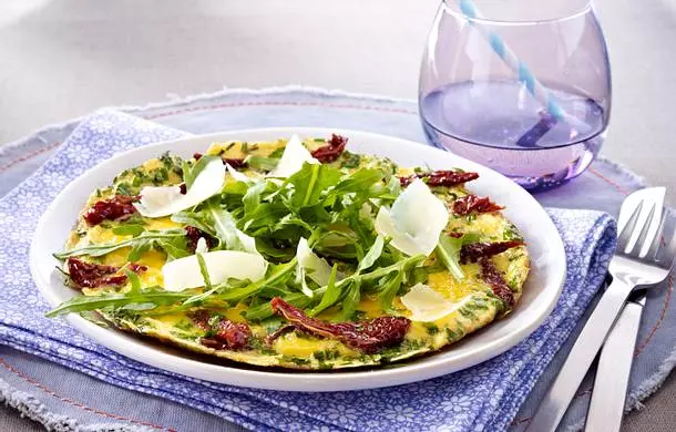 Ewebe omelette pẹlu oorun-si dahùn o tomati, Rocket ati parmesan ilana 50284_1