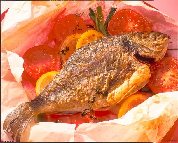 Sea bream with tomatoes in parchment recipe 50387_1