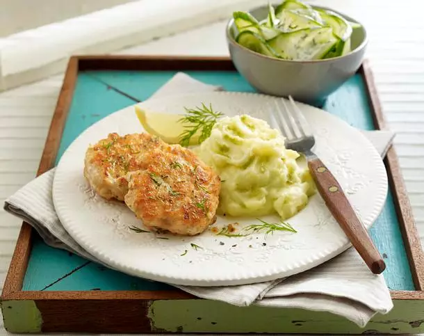 Salmon Patty kalawan Salad Bonténg jeung Wasabi Mashed Kentang resep 50482_1