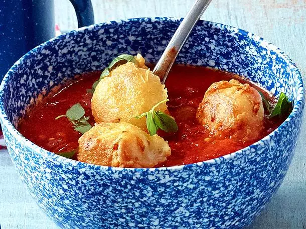 Oppskrift på tomatsuppe med stekte ost-dumplings 50566_1