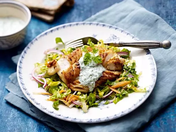 Krydret torskefilet på salat med urtesaus oppskrift 50682_1