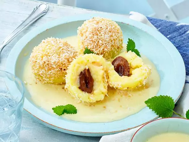 Agbon Plum Dumplings pẹlu Custard Ohunelo 50846_1