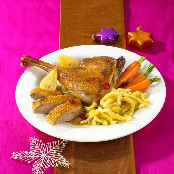 Goose ກັບການຕື່ມເຫັດແລະ carrots ແລະ spaetzle ສູດ 5091_1