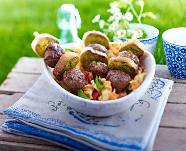 I-Meatball Crostini Shish Kebab kunye ne-Basil Pasta Salad iresiphi 50963_1