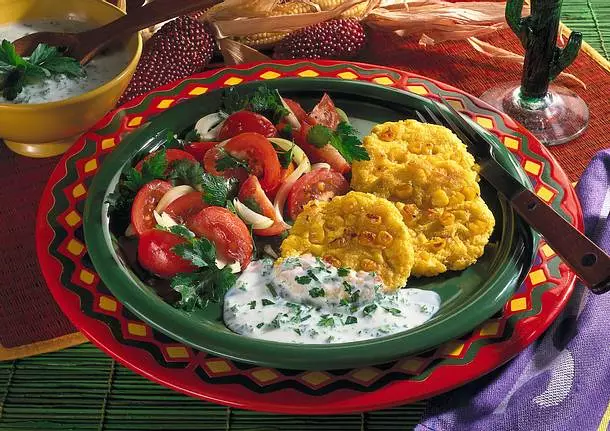 Receita de filloas de polenta con ensalada de tomate e salsa de kefir