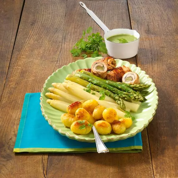 Plato de espárragos con salsa de alazán con receita de rolos de pavo