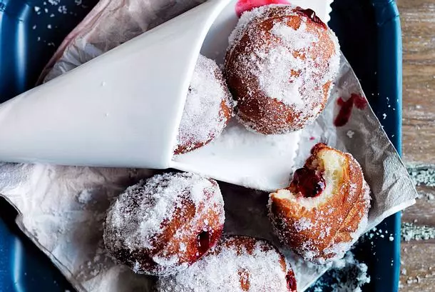 Mini donuts with raspberry heart recipe 51161_1