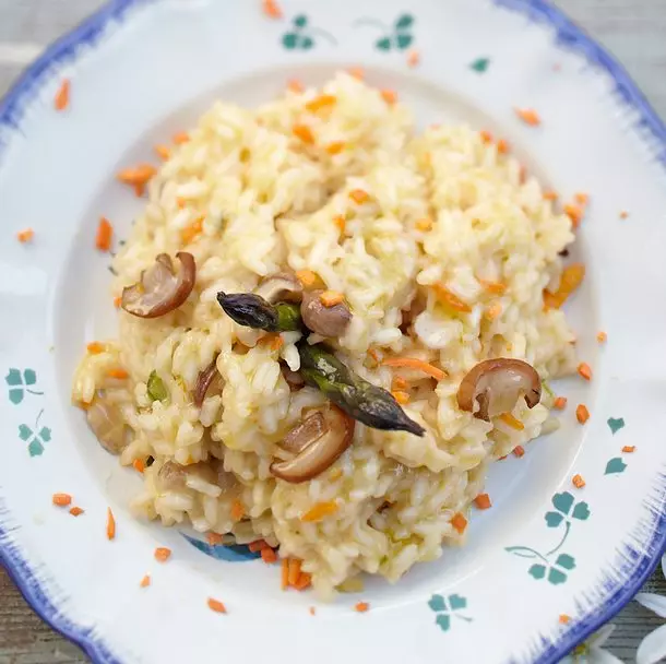 Risotto ከ porcini እንጉዳይ, ካሮት እና አተር የምግብ አዘገጃጀት መመሪያ 5155_1