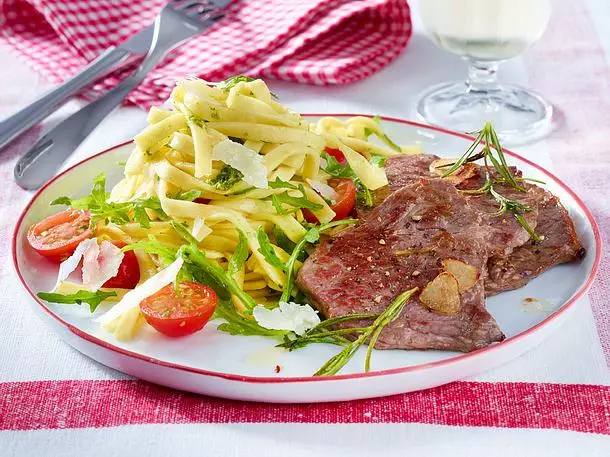 Lub caij ntuj sov pasta nrog feeb steaks daim ntawv qhia 51571_1