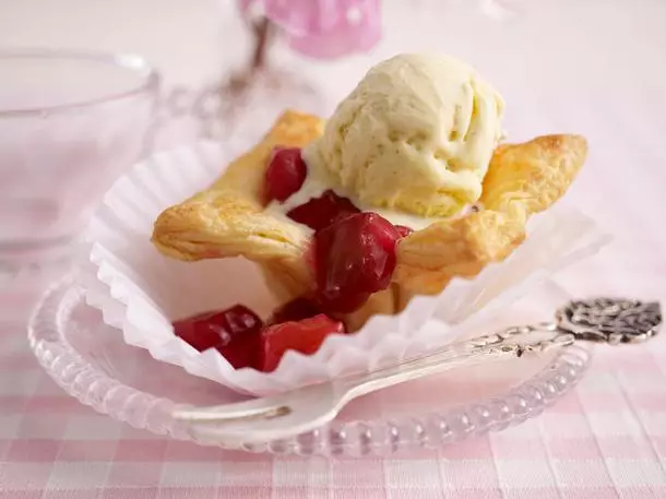 Rhubarb Puff Pastry Tarts nga adunay Vanilla Ice Cream nga resipe 51683_1