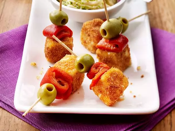 Feta Skewers ka Pepere e Besitsoeng le Mehloaare e nang le risepe ea Aioli Pesto Dip 51842_1