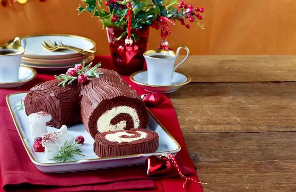 Christmas chocolate Swiss roll recipe 51888_1