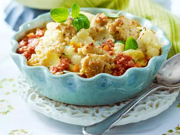 Шар буурцаг Bolognese жор бүхий Cauliflower Casserole 51946_1