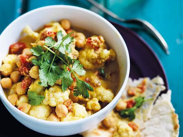 I-Cauliflower chickpea curry eneresiphi yeyogathi ekhrim