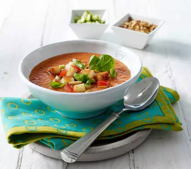 Chinsinsi cha Gazpacho ndi Croutons 52451_1