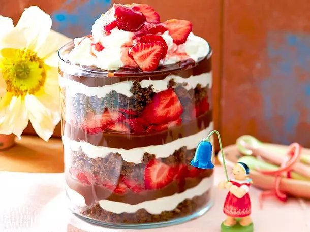 Resep sajian lapis strawberry lan coklat