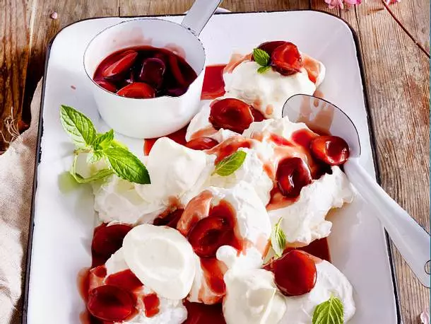 Plums ਵਿਅੰਜਨ ਦੇ ਨਾਲ Pavlova 52670_1