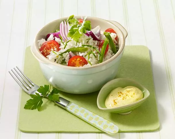 Rice salade mei beanen, tomaten en curry saus resept 52846_1