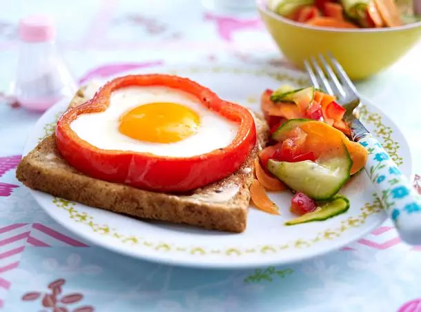 Fried Egg Pepper Flower sa Toast Recipe 53126_1