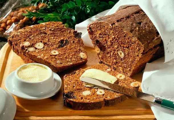 Nakabubusog na pinaghalong rye bread na may mga plum at nuts recipe