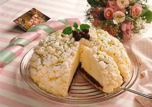 Blackberry cream cake tare da flakes daga girke-girke diced 53660_1