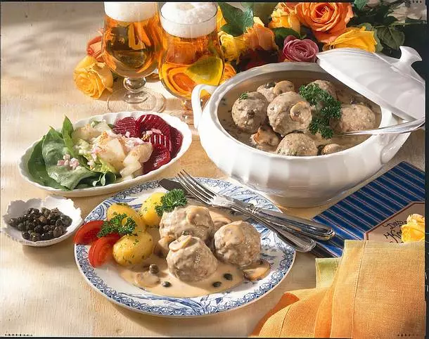 Königsberger Klopse fa'atasi ai ma le fua o le sausi ma mushroom 5373_1