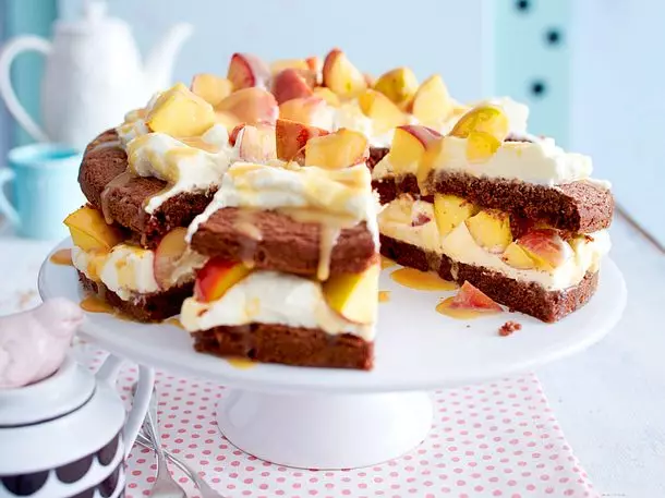Recept na čokoládový koláč s broskyňami a marshmallow krémom 5376_1