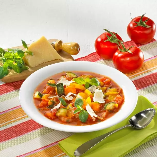 Frisk tomatsuppe med parmesan opskrift 5389_1