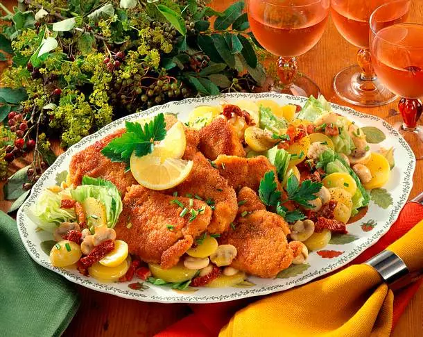 Wiener schnitzel op kleurvolle aartappelslaai resep