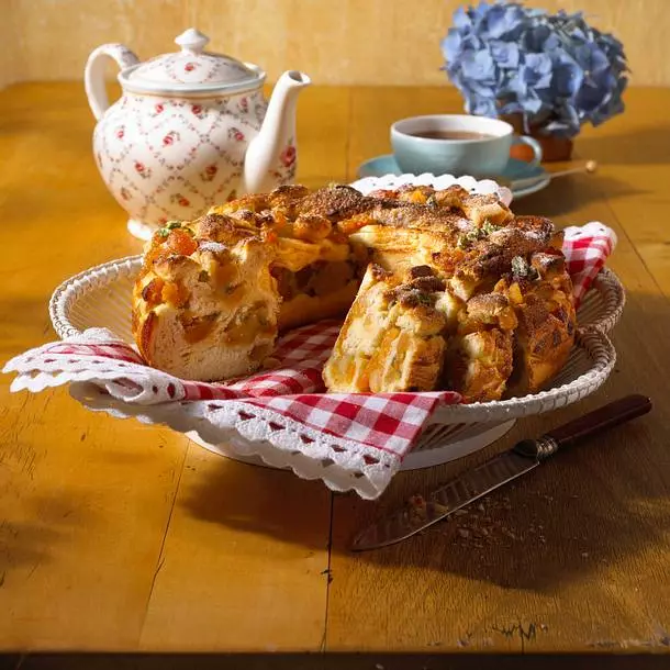 Recette de couronne de levure fourrée de pâte d'amande et d'abricot 54491_1