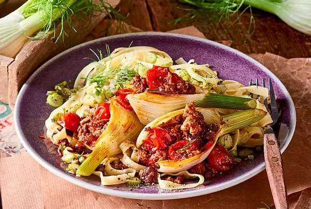 Хүнсний ногооны tagliatelle жор бүхий Fennel завь 54688_1