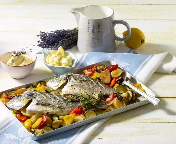 Sea bream sa Mediterranean recipe ng gulay 54889_1