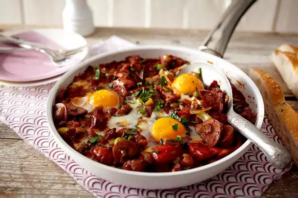 Menemen (Nri ụtụtụ nke ndị ọrụ ugbo na Sucuk) Ntụziaka 55142_1