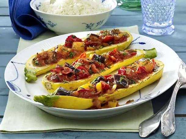 Stuffed zucchini nga adunay ratatouille nga resipe 55170_1