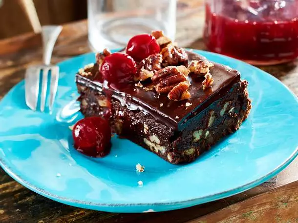 Recipe ea Brownie e nang le li-pecans le cherries 55193_1