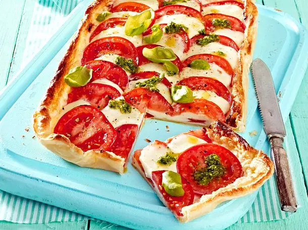 Pizza Caprese bir-riċetta tal-pesto